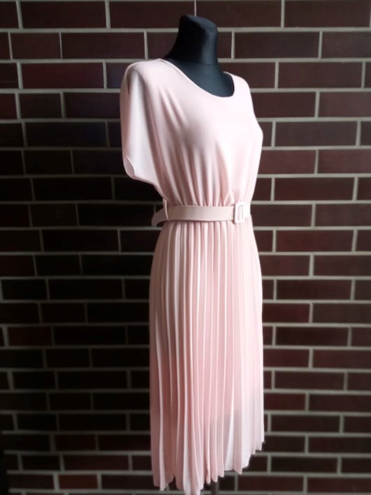 Pelenų rožės šifono gofruota suknelė su dirželiu - Dal Stilius